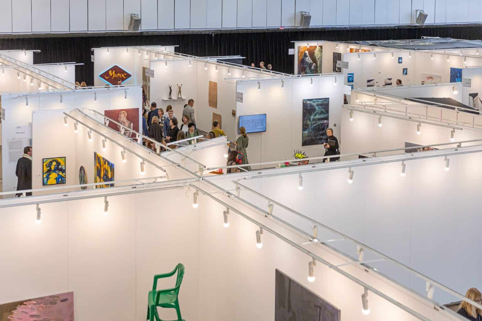 10 Remarkable Art Show Display Ideas | Contemporary Lynx - print and ...